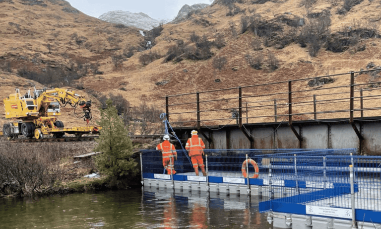 Floating Scaffolding: Safe & Versatile Platforms